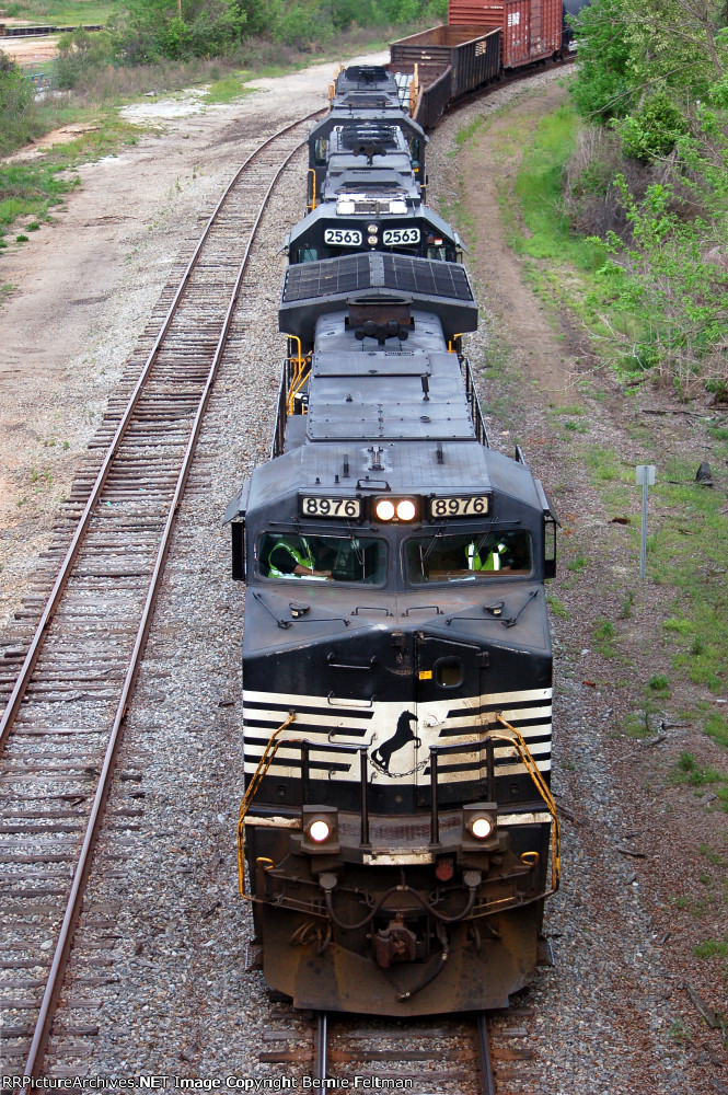 Norfolk Southern C40-9W #8976, SD70 #2563 & SD60 #6631 lead train #135